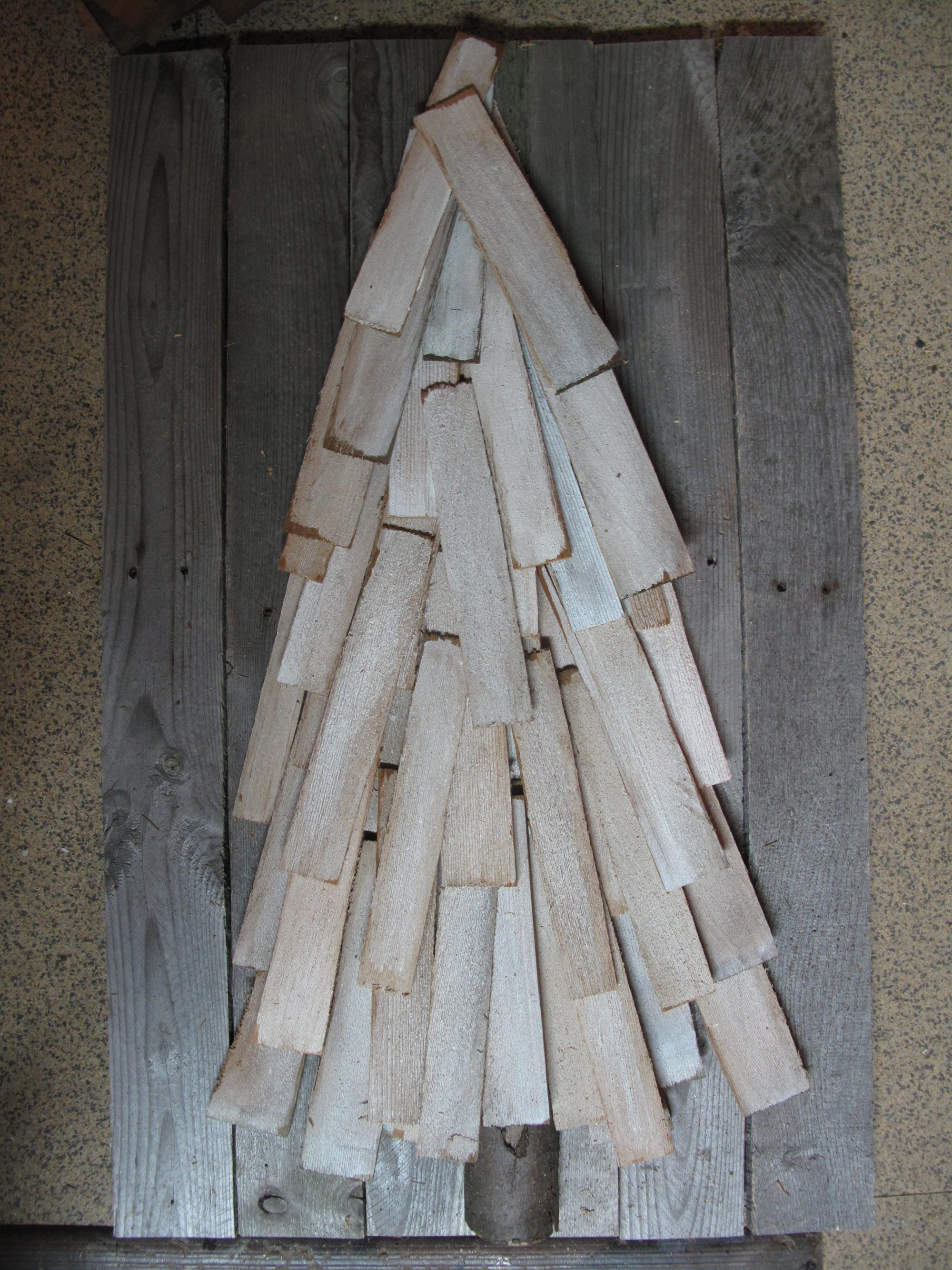 Pallet Wood Christmas Tree diy - My Repurposed Life®