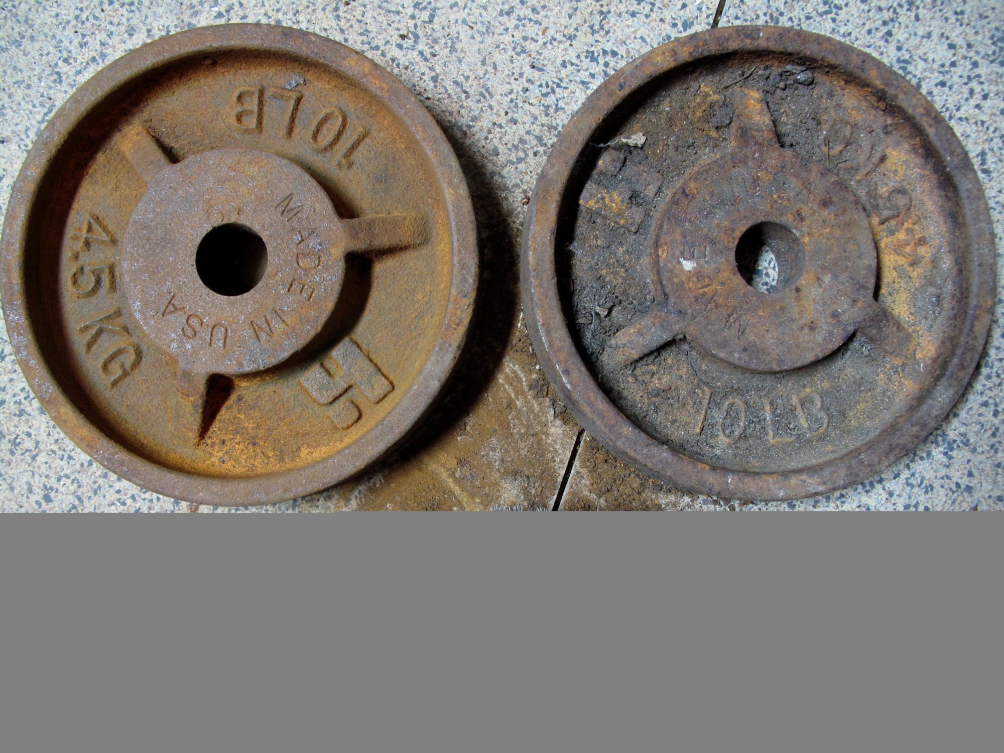 Unique Bookends using 10 Pound Weights - My Repurposed Life®